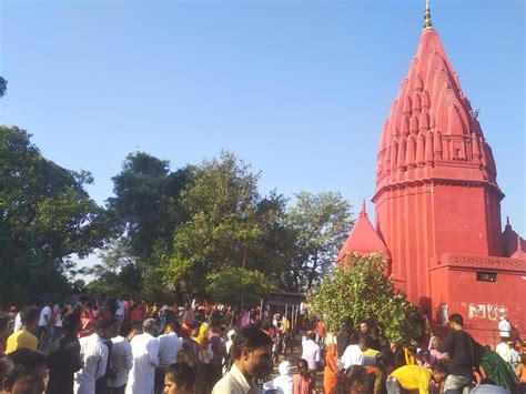 वजीरगंजसावन के प्रथम सोमवार को प्राचीन मंदिर बाबा बालेश्वर नाथ मंदिर