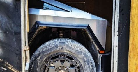 테슬라 사이버트럭 실물 포착거대한 타이어와 와이퍼 눈길 카가이