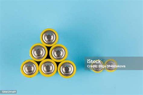 파란색 배경에 회색 노란색 알칼리성 Aa 배터리의 사진 충전식 Nimh 배터리의 재활용 가장 인기있는 어큐뮬레이터 크기입니다 공간을 복사합니다 개념에 대한 스톡 사진 및