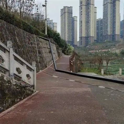 网友吐槽溶江小区对面摆放着一根比大腿还粗的管道这样好吗 xxjjww 侵权 湘西