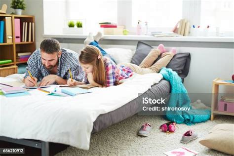 그림 그리기에 초점을 맞춘 아버지와 딸 소녀에 대한 스톡 사진 및 기타 이미지 소녀 누워있기 교육 Istock