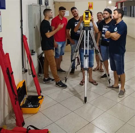Acadêmicos De Engenharia Participam De Aula Prática De Topografia