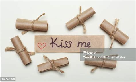 베이지색 배경에 롤링된 종이 근처에 Kiss Me라는 문구가 있는 카드 플랫 레이 0명에 대한 스톡 사진 및 기타 이미지 0명 감정 개념 Istock