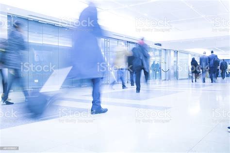 희미함 사조 사람들이 눈비녀골풀 시간 기차역 런던 영국 걷기에 대한 스톡 사진 및 기타 이미지 걷기 공항 금융 Istock