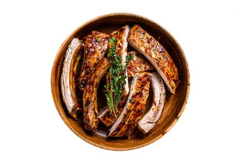 Bbq 구운 돼지 고기 랙 갈비를 나무 접시에 자릅니다 흰색 배경에 격리 고기에 대한 스톡 사진 및 기타 이미지 고기 구이