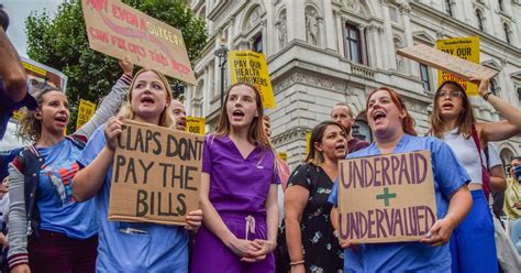 Βρετανία Κυβέρνηση Vs απεργών νοσηλευτών με το επιχείρημα Κάνουν αυτό που θέλει ο Πούτιν