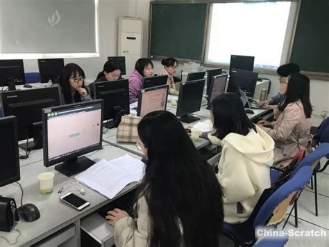 《将编程引入小学信息科技课堂的可行性探索》 教学研讨活动在我校开展scratch少儿编程网