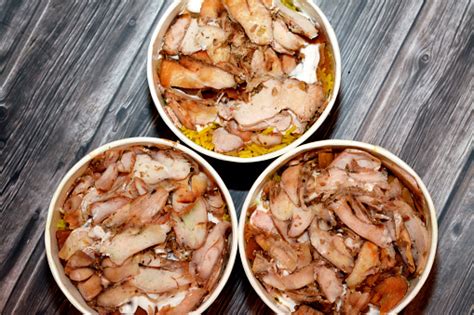 노란색 바스 마티 쌀 시리아 빵과 마늘 소스를 곁들인 치킨 샤 워마 조각 Shawerma Fattah 또는 Fatteh의 선택적