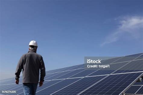 남성 엔지니어는 대체 에너지 태양 전지판을 설치합니다 건설 산업에 대한 스톡 사진 및 기타 이미지 건설 산업 경영자 공학 Istock