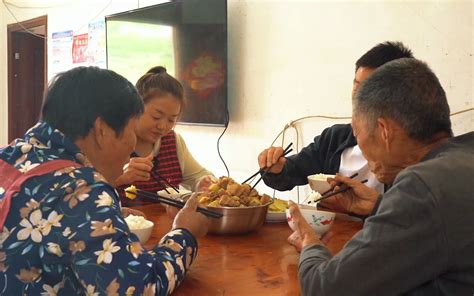 今天在家用我们的新鲜土豆烧一道排骨，软糯入味，一家人都爱吃 俺是幺弟 俺是幺弟 哔哩哔哩视频