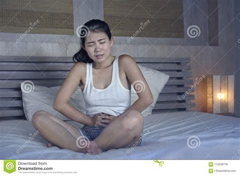 Jonge Mooie En Vrij Aziatische Chinese Vrouw Die Op Bed Liggen Die