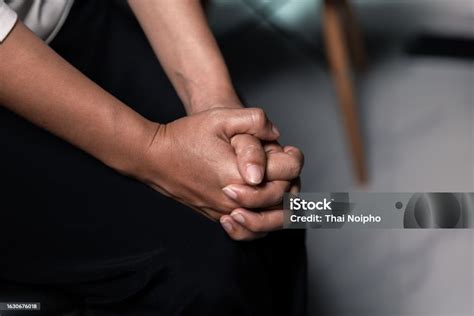 그리스도인의 삶의 위기를 하나님께 드리는 기도 여자 더 나은 삶을 바라는 하나님의 축복을 위해 기도하십시오 여자는 성경으로 하나님께 기도하는 손을 잡았다 용서를 구걸하고