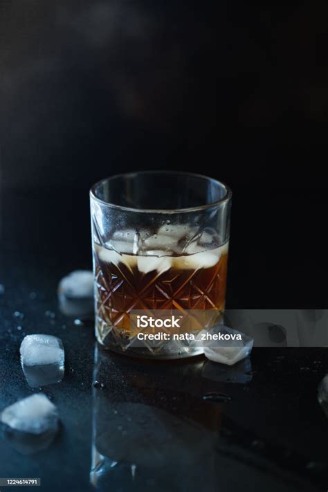 검은 돌 테이블에 얼음과 위스키 또는 버번 의 유리 얼음과 사각형 디켄터와 위스키 한 잔 스카치 위스키와 얼음 한 잔 0명에 대한 스톡 사진 및 기타 이미지 Istock