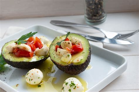 Gefüllte Avocados mit Mozzarella Rezept
