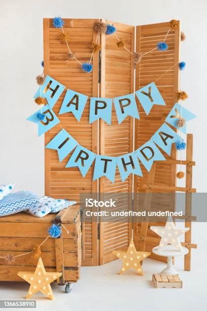 어린 소년 생일 파티 축하를위한 파란색 색상의 아이의 놀이방 사진 존 천연 목조 소재와 생일 축하 화환에서 귀여운 친환경 어린이
