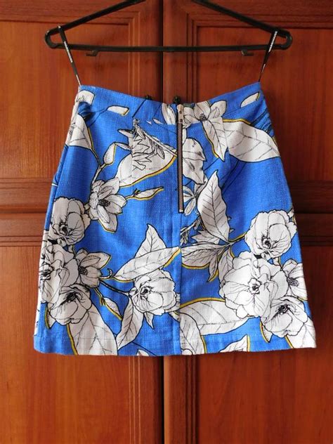 Блакитна спідниця з білими квітами — ціна 250 грн у каталозі Міні спідниці Купити жіночі речі за