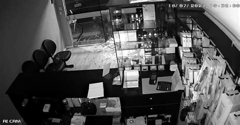 VÍdeo Homem é Flagrado Furtando Loja De Celulares Em Itapema