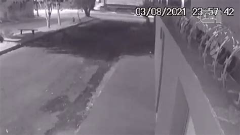 Vídeo mostra jovem de anos sendo atingida por caminhão ao atravessar