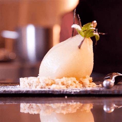 Poires pochées au sirop à la vanille crumble et caramel au beurre salé