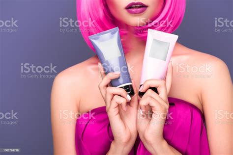 분홍색 밥 커트 머리 Tonics 바이올렛에 고립 된 그림 물감의 튜브를 들고와 젊은 여자의 자른된 샷 다중 색상에 대한 스톡 사진 및 기타 이미지 Istock