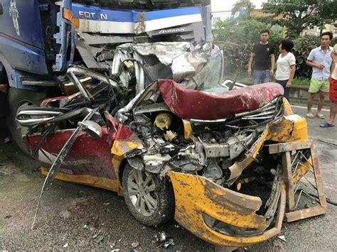 一家三口驾车出行 遭大货车追尾全部遇难 福田网