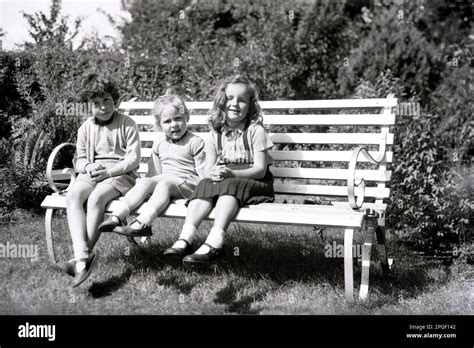 1960s Histologique été à Lextérieur Dun Jardin Trois Jeunes