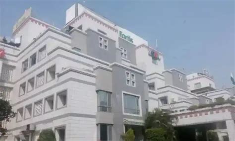 Fortis Hospital Doctors Successfully Remove 3 Cm Live Cockroach From