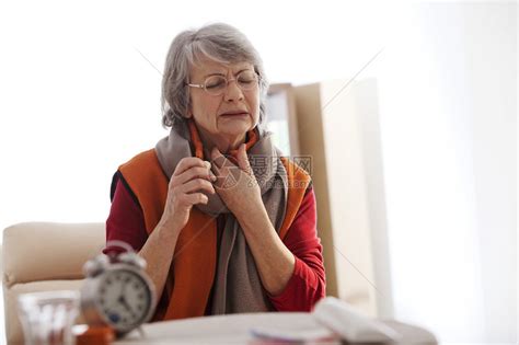 咳嗽治疗老年人高清图片下载 正版图片502629807 摄图网