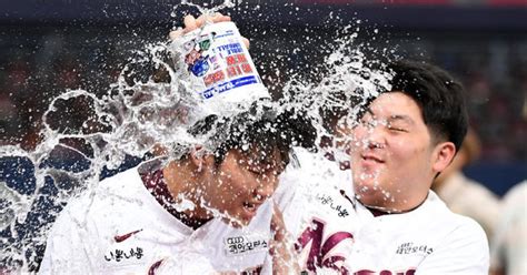 안우진데뷔 첫 승 짜릿한 축하 물세례 사진
