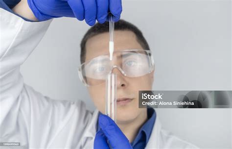 의료 실험실 조수는 정자로 시험관을 검사합니다 정자 남성 불임 검사 시험관에 정액 생식 기관 검사 인공 수정을위한 기증자 적합성