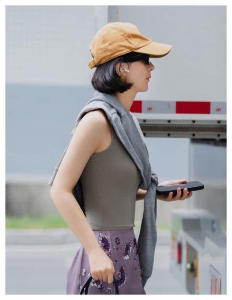 赵丽颖为新剧剪短发，棒球帽墨镜穿搭帅气爆表，男友力直接拉满