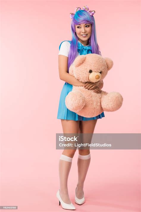 분홍색에 테 디 베어를 들고 아시아 애니메이션 소녀의 전체 길이 보기 가발에 대한 스톡 사진 및 기타 이미지 가발 나비매듭