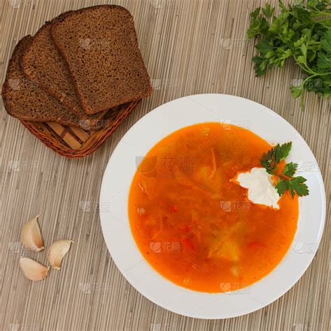 罗宋汤红色杂烩浓汤餐具胡萝卜素食膳食西红柿甜菜面包