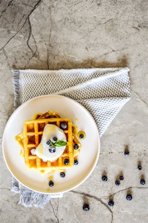 건강한 고명 구운 냅킨 달콤한 독창적 인 디저트 러스틱 맛있는 메이플 시럽 민트 잎 바삭바삭한 베이킹 부드러운 브런치 블루베리 블루베리 토핑