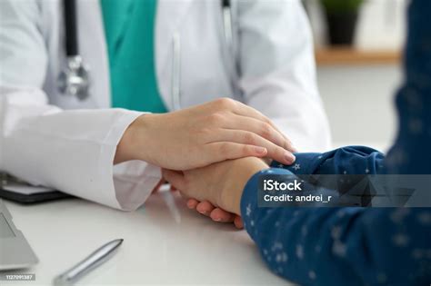 그녀의 여성 환자를 안심 의사의 클로즈업입니다 의료 윤리와 신뢰 개념 개념에 대한 스톡 사진 및 기타 이미지 개념 개념과