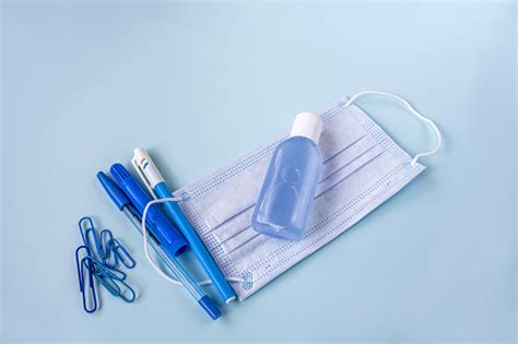교육 또는 학교 개념으로 돌아갑니다 블루 스쿨 용품 및 의료 용 얼굴 마스크 코로나바이러스 전염병 중 새로운 정상 바이러스 보호