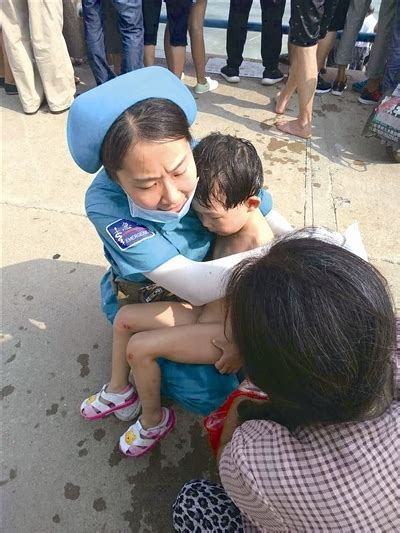 父女俩被卷入海 两名市民跳入海水中救人图 青岛新闻网