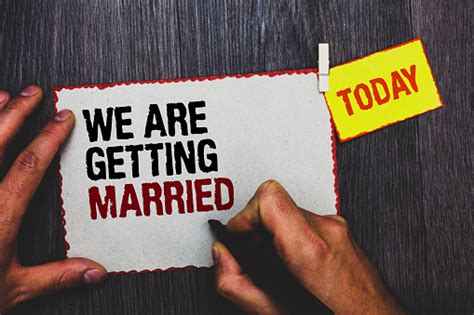 필기 텍스트 쓰기 우리 결혼 하입니다 결혼 웨딩 준비 사랑 커플 손 그립 블랙 마커 텍스트 클립 스틱 페이지 우 디 갑판 작성 작성을 의미 하는 개념 2명에 대한 스톡 사진