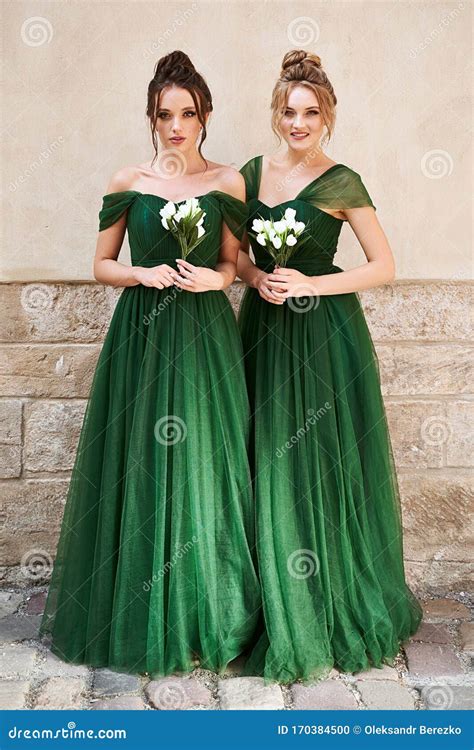Dos Hermosas Damas De Novia Rubias Y Morenas Con Elegante Chicha Verde