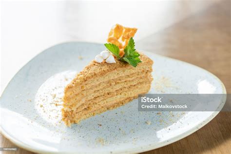 머랭과 민트 잎으로 장식 된 꿀 스폰지 케이크 카페에서 아침 식사 모닝 커피 나무 테이블에 레스토랑 메뉴 0명에 대한 스톡 사진