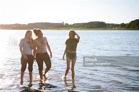 젊은 여자의 그룹은 호수에서 평온한 여름 하루를 즐길 수 베를린에 대한 스톡 사진 및 기타 이미지 베를린 호수 20 24