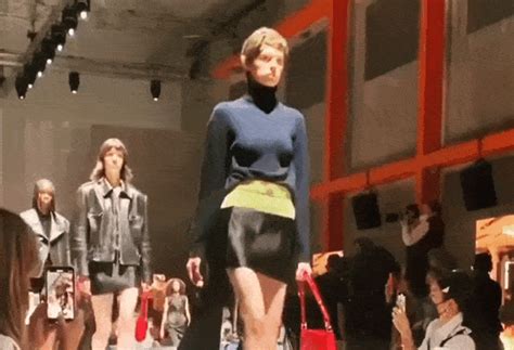 Мілан Шанхай українка Крісті Пономар відкрила шоу Prada Ss22 Jetsetter
