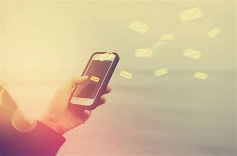 여자 손 을 사용 하 여 스마트 폰 이중 노출 이메일 플라이 드 보케 해변에서 비즈니스 경제 기술 작업 연결 및 여행 모험 여름 휴가 개념 빈티지 톤 필터 색상 스타일입니다