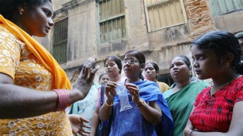 තාමත් ඉස්කොලේ පොතට කොන්ඩම් කියන වචනය දාගන්න බැරිවෙලා තියෙනවා මෙරට ලිංගික අධ්‍යාපනය ප්‍රමාණවත්ද