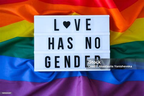 라이트 박스와 텍스트 사랑 무지개 플래그는 성별이 없습니다 실크 소재로 만든 무지개 Lgbtq 플래그 Lgbtq 자부심의 달의