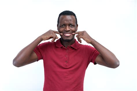 그의 입에 손가락을 개최 하 고 가짜 미소 Formalwear에 잘생긴 젊은 남자 빨간 셔츠에서는 흰색 바탕에 초상화 20 29세에 대한 스톡 사진 및 기타 이미지 Istock