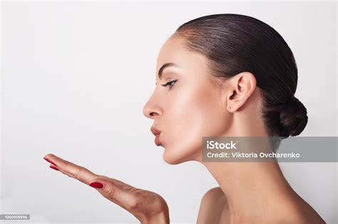완벽 한 피부 초상화와 뷰티 스파 여자입니다 아름 다운 갈색 머리 스파 소녀 텍스트 손 손바닥에 빈 복사본 공간을 보여주는
