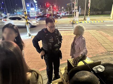 八旬拾荒婦迷途站路中 壢警獲報急協助返家