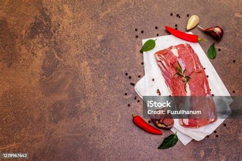 원시 송아지 고기 잘 익은 채소와 향기로운 향신료를 곁들인 신선한 조각 돌 콘크리트 배경 0명에 대한 스톡 사진 및 기타 이미지 Istock