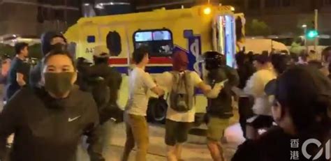 港警攻大學釀多區烽火！示威者圍救護車「搶人」警開3槍 國際 全球 Nownews今日新聞